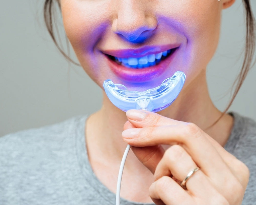 Whiter Teeth: The New Promise Of Red Light Therapy